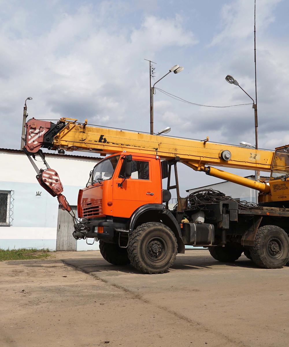 Rough terrain telescopic lift truck